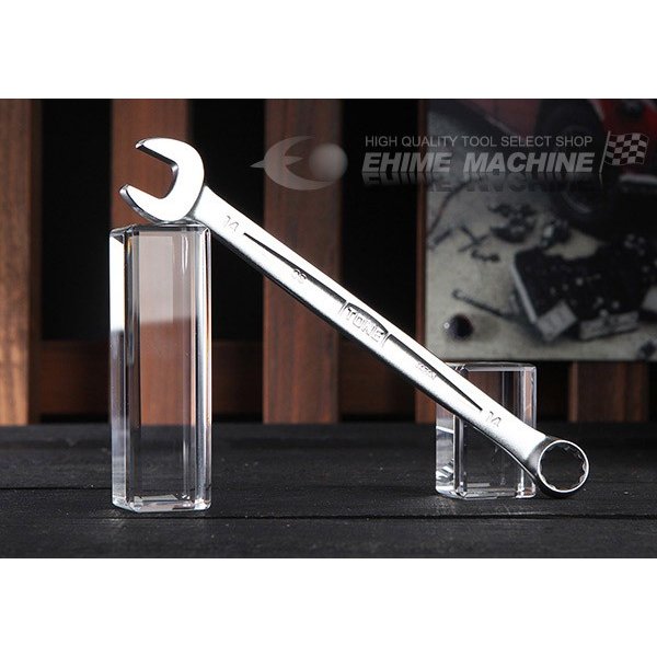 スパナのスピードとめがねレンチの強さを兼ね備えています。 仮締めをスパナ側で、本締めはめがね側で行える1丁2役の機能工具です。 めがね部の柄の曲がり角度15°です。 グッドデザイン賞受賞品です。 モデルチェンジで、さらに使いやすくなった手に...