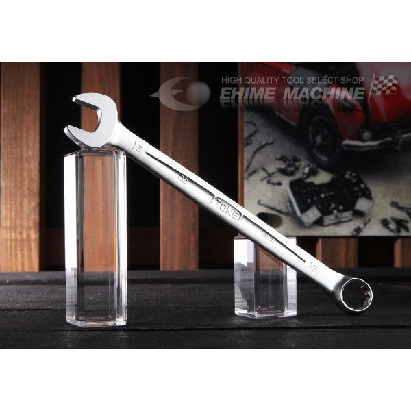 スパナのスピードとめがねレンチの強さを兼ね備えています。 仮締めをスパナ側で、本締めはめがね側で行える1丁2役の機能工具です。 めがね部の柄の曲がり角度15°です。 グッドデザイン賞受賞品です。 モデルチェンジで、さらに使いやすくなった手に...