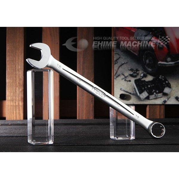 スパナのスピードとめがねレンチの強さを兼ね備えています。 仮締めをスパナ側で、本締めはめがね側で行える1丁2役の機能工具です。 めがね部の柄の曲がり角度15°です。 グッドデザイン賞受賞品です。 モデルチェンジで、さらに使いやすくなった手に...