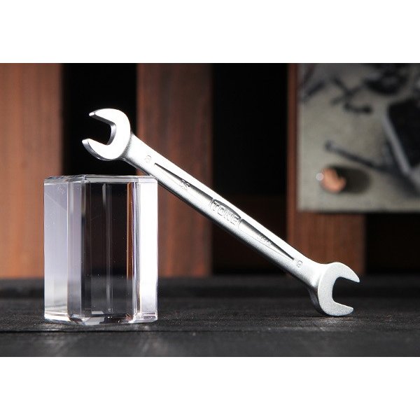 美しい梨地仕上げで手に馴染む柔らかい曲線デザインです。 丸形とやり形の特長を合わせ持った独自のヘッド形状です。 グッドデザイン賞受賞品です。 【仕様】 二面幅寸法(mm)：8×9 全長(mm)：119 質量：28g 材質／仕上：構造用鋼 表...