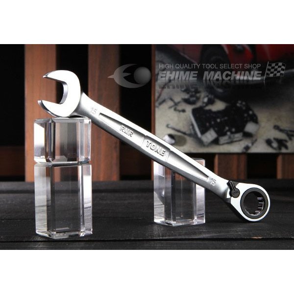 切り替えレバーにより容易に正逆の切り替えが可能です。 ラチェットめがね側は13°オフセットです。 レバーはヘッドの厚みから突き出していないため邪魔にならず誤作動もおきません。 12角部のCリングによりスタッドボルトなどのナットの締付時もナッ...