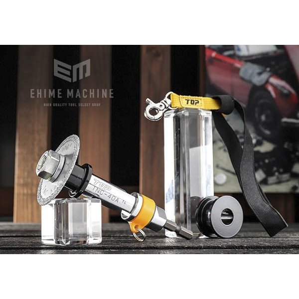 特長：インパクトドライバーとディスクグラインダー（延長アダプター使用）に着脱可能です。電動ドリルでの使用に落下防止機能を付加できます。軸が折れても管内部に落下しません。大小のガイドカラーで刃厚を調整、塩ビの外側を切ることなくきれいに切断でき...