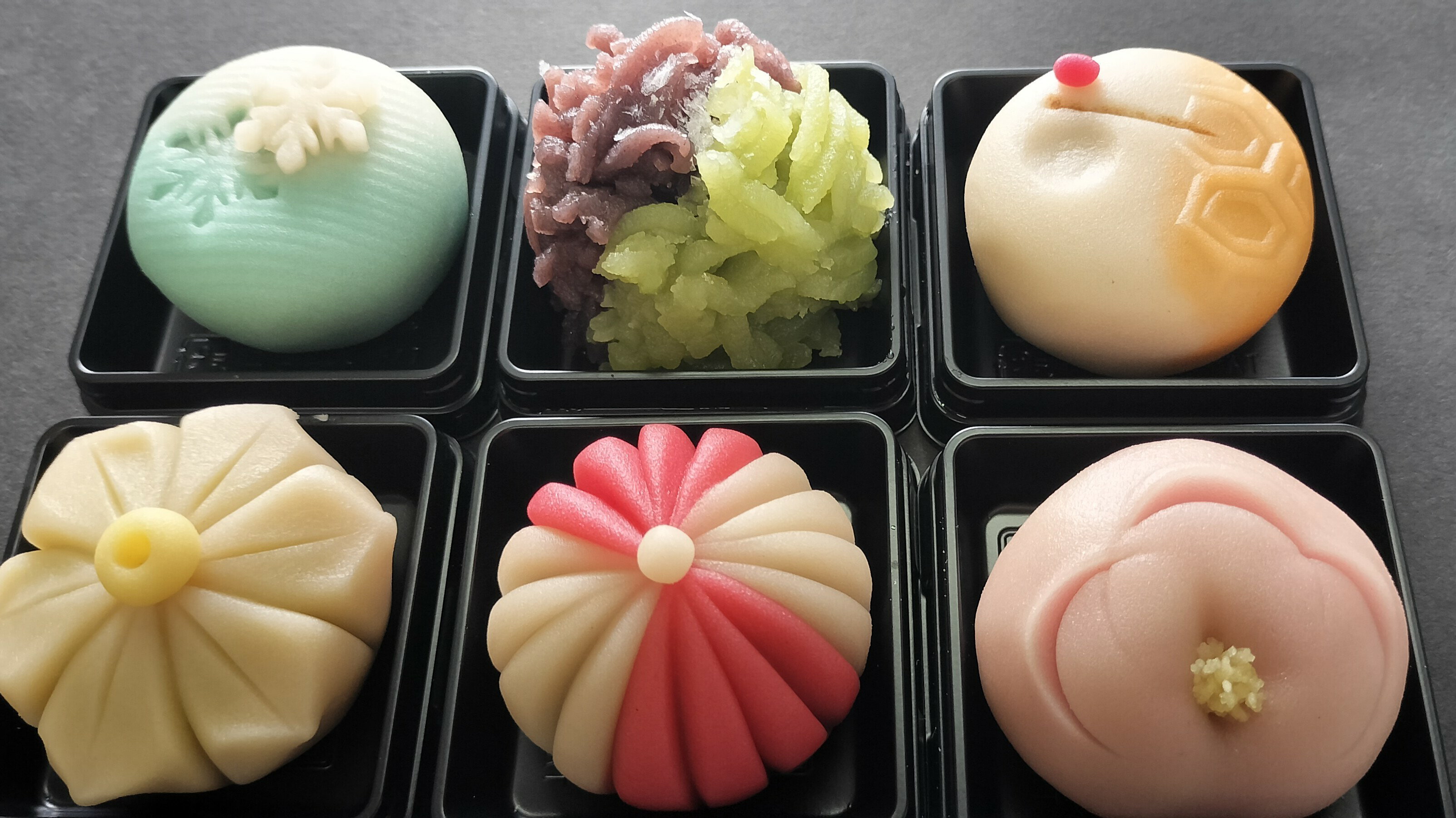 こしあん入り練りきりと、つぶあん入りきんとんの冬の上生菓子です。 練りきり製、福梅・水仙・風花・久寿玉・鶴亀・きんとん製、松重ねの6個入りです。冷凍発送させて頂きます。