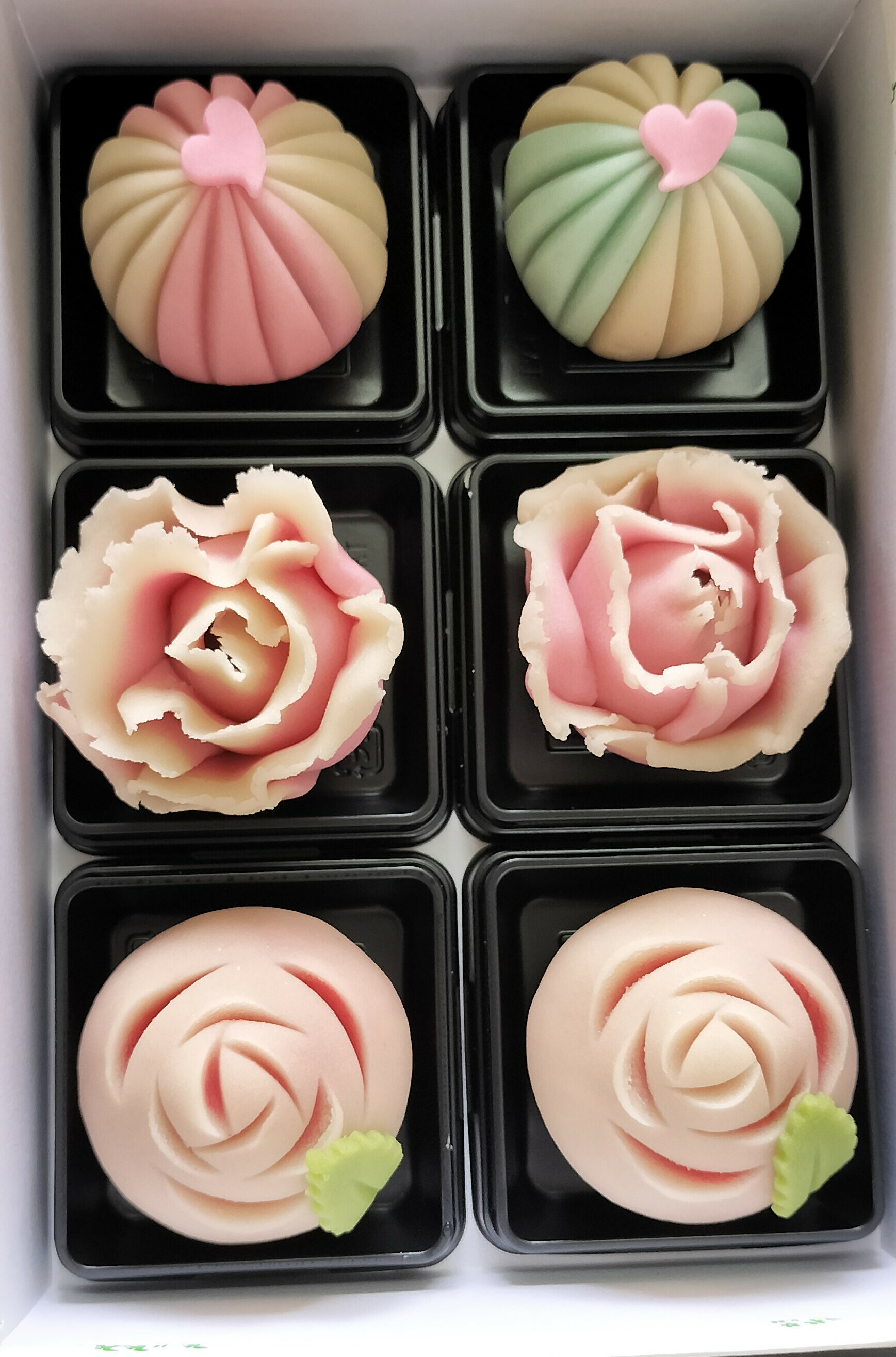こしあん入り練りきりの母の日限定品です。 手毬・カーネーション・薔薇の6個入りです。