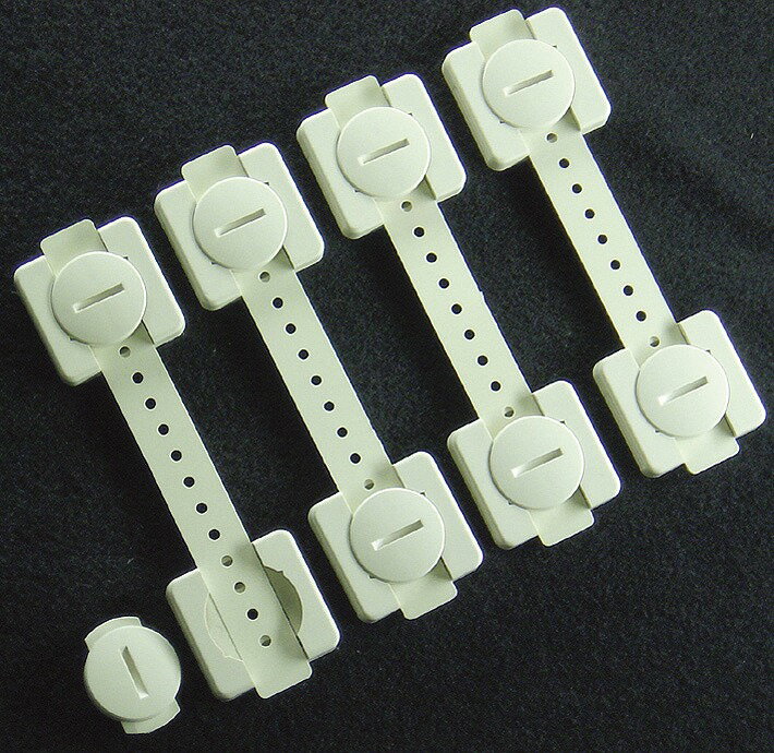 説　明 パソコン、プリンター、FAX、テレビ等を固定して地震などによる転倒落下事故を防ぎます。粘着パッドで強力に固定し、設置後の脱着もコインネジで簡単にできるので機器のメンテナンス時も安心です。 スペック 材質／難燃性素材使用 備　考 ※耐...