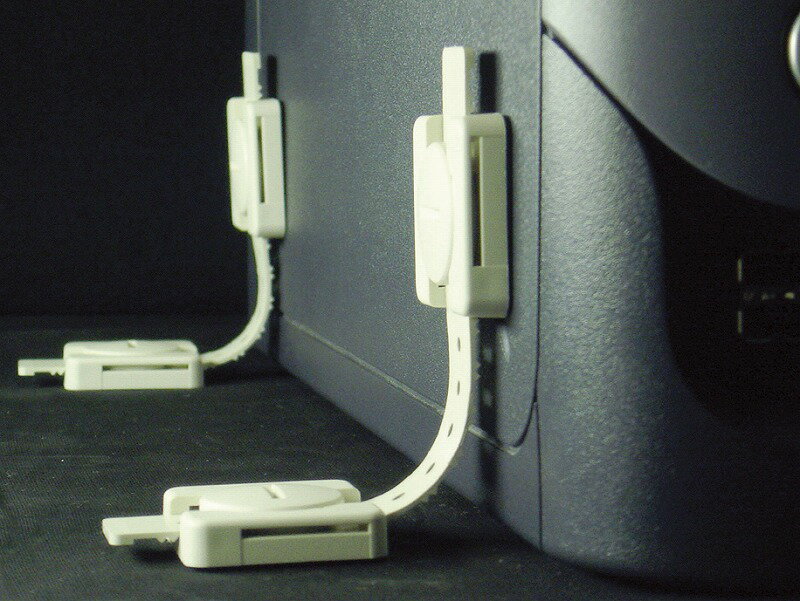 説　明 パソコン、プリンター、FAX、テレビ等を固定して地震などによる転倒落下事故を防ぎます。粘着パッドで強力に固定し、設置後の脱着もコインネジで簡単にできるので機器のメンテナンス時も安心です。 スペック 材質／難燃性素材使用 備　考 ※耐...