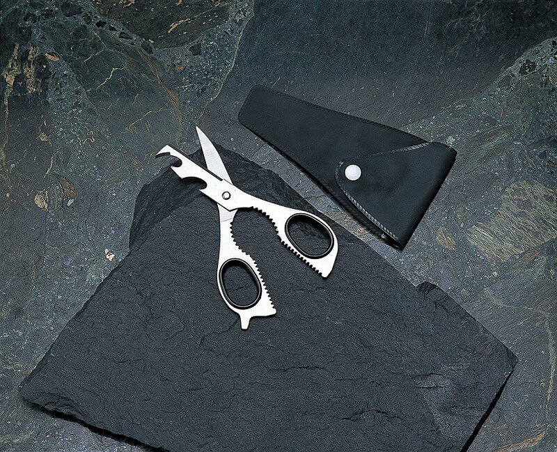 説　明 缶切り、栓抜き、ナイフ、ドライバーなどいろいろ使える万能ハサミ。ベルト通しが付いている収納ケース付（材質／塩ビ）。 スペック 材質／ステンレス長さ／130mm 備　考 　