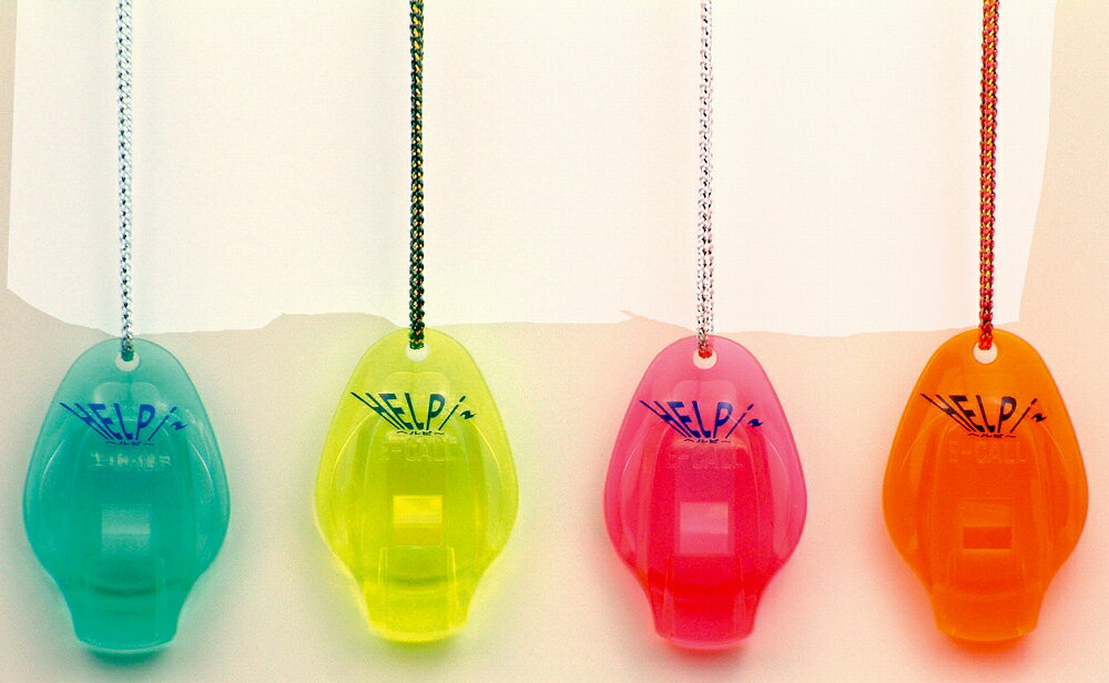 説　明 ●名前、電話番号、住所、血液型、生年月日、保険証番号、緊急連絡先、体質又は持病が書き込めるネームカード付。●紐がどこかに引っかかり首が絞まらないよう、留め具がはずれます。●吹く強さによらず音が出るため、パニック時にも対応します。●安...