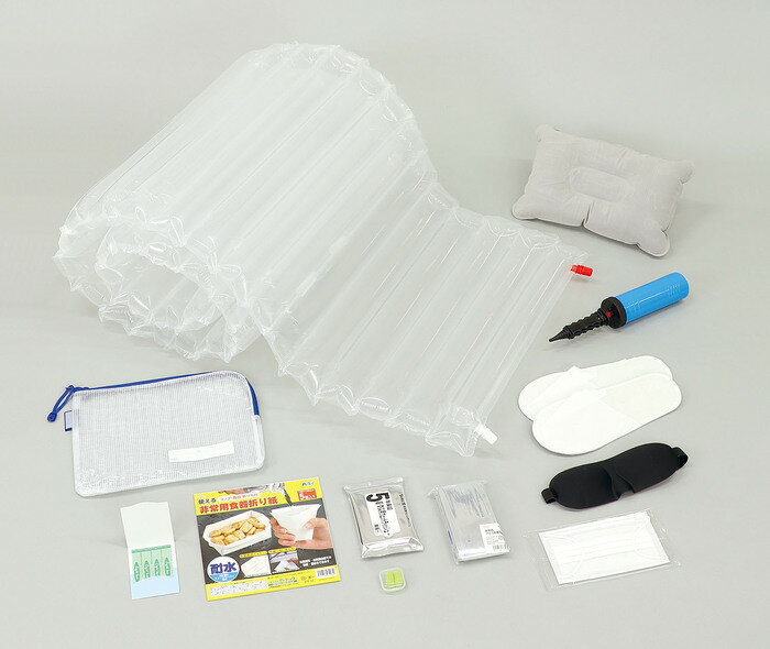 商品説明 バッグに入れて持ち運びがしやすい薄型防災セット 台風、地震などの災害で帰宅が困難になったときや緊急の持ち出しの際、大きな荷物になりにくい軽量薄型アイテムが揃っています。 サイズ ポーチサイズ：215×310×20mm 材質 PVC...