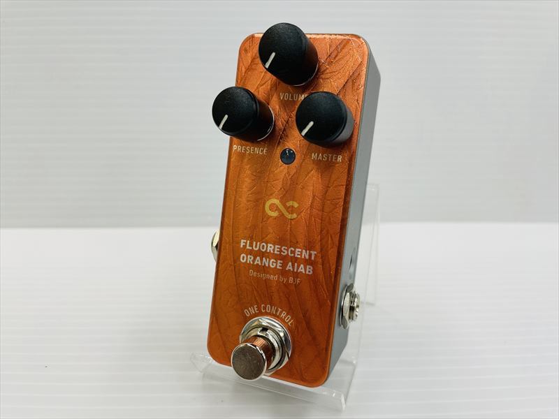 ロックギターの歴史を築き上げてきた、数多くのギターアンプの中、ひときわ異彩を放つブリティッシュアンプ。 美しいオレンジカラー、ギターアンプとしては珍しくポップなデザイン、レトロな雰囲気を持つそのアンプは、他のアンプとは違ったサウンドと共に、...