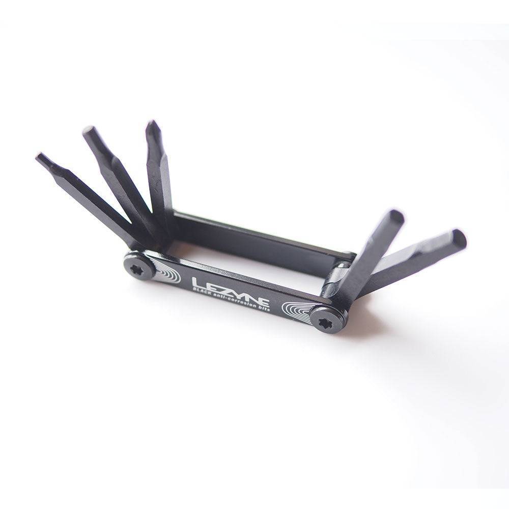 薄型・軽量のコンパクトな新型マルチツール。より力が入れやすい新しいアノダイズドアルミサイドプレート、オールブラックの防錆ロングビットを採用。従来の48時間の腐食テストを超える72時間のテストに合格。使用頻度の高いツールがコンパクトにまとめら...