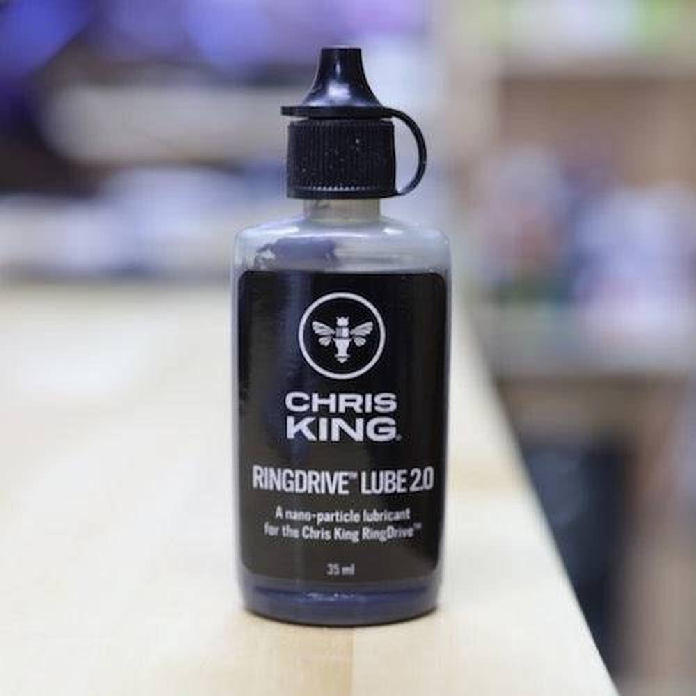 RingDrive?Lube 2.0は、クリスキングのリアハブの耐久性と耐摩耗性をさらに向上させるために、クリスキング社が開発したナノ粒子潤滑剤です。 RingDrive?Lube 2.0は、低抵抗と耐摩耗寿命に加えて、極寒地での性能を向上...