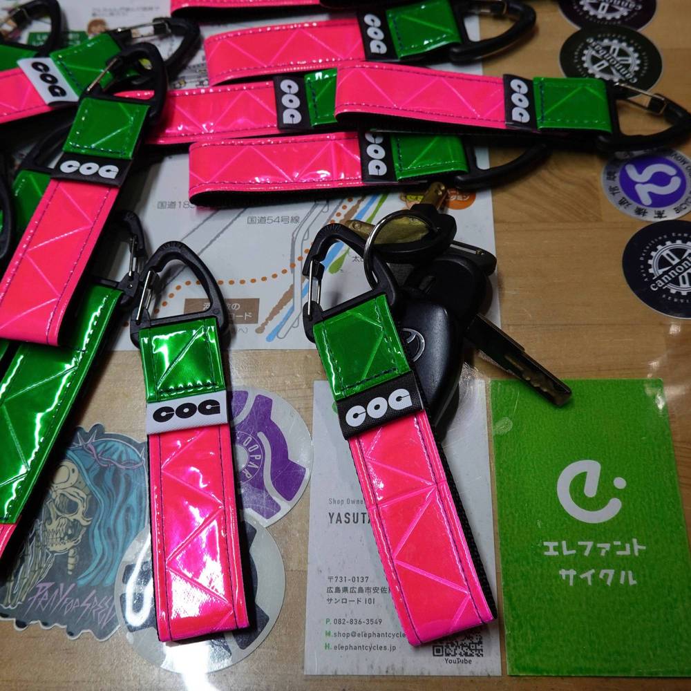 夜道でもセンスよく安全に。「Visionary Souvenir Reflector Tag」は、COGデザインのおしゃれなリフレクタータグです。バッグやサドルバッグ、自転車のフレーム、鍵などに付けるだけで、ちょっとした“自分らしさ”と“安...