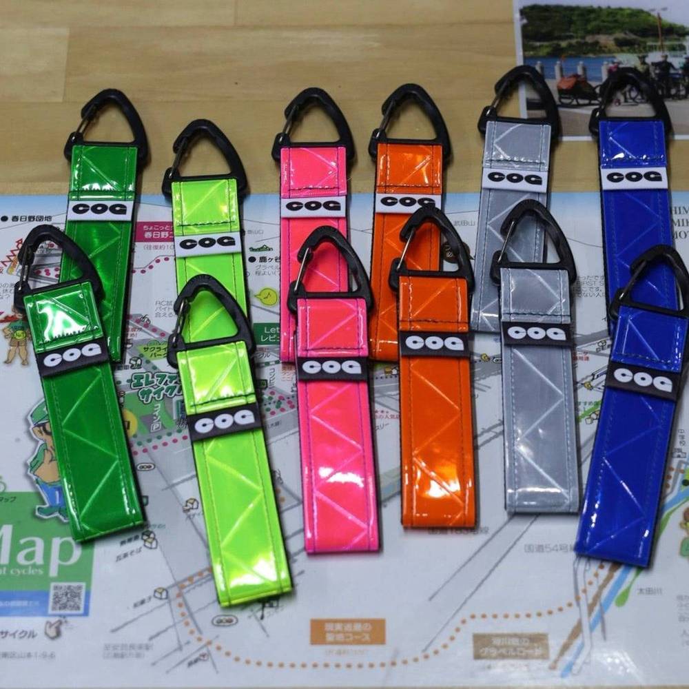 夜道でもセンスよく安全に。「Visionary Souvenir Reflector Tag」は、COGデザインのおしゃれなリフレクタータグです。バッグやサドルバッグ、自転車のフレーム、鍵などに付けるだけで、ちょっとした“自分らしさ”と“安...