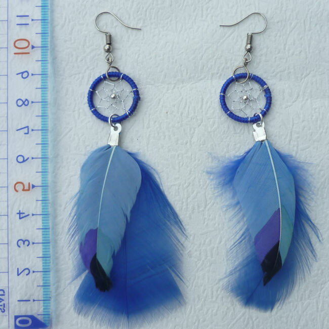 ネイティブアメリカンの、ドリームキャッチャーピアスです。 伝統的な、北米インディアンの幸運を招くと言われている、アクセサリーです。 良い夢を、キャッチしてくれると言われている商品です。 鳥の羽付き・ペルーで、綺麗で可愛く作られています フォ...