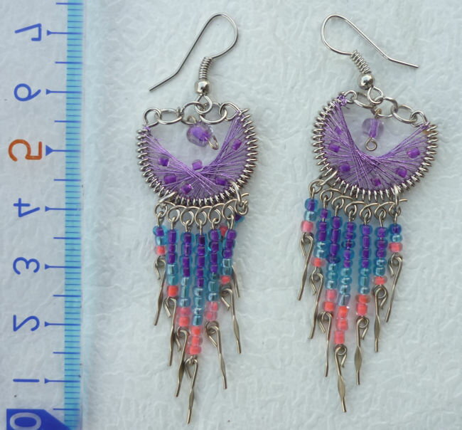 ビーズなどを使用した、ペルーで製作されたピアスです。 細糸を使用し、綺麗に製作されています。 また、軽くて使いやすいと思います フォルクローレ音楽の、フォルクローレ衣装のアクセサリーとしていかがですか？ 民族衣装 伝統柄 民族柄