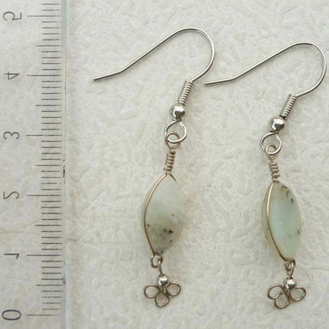 天然石、ローズクオーツ・マラカイト・孔雀石・オニキス等を使用したピアスです。 ペルーで製作された、アクセサリ　ピアスです。 綺麗で可愛いピアスかと思います。 フォルクローレ音楽の、フォルクローレ衣装のアクセサリーとしていかがですか？ 民族衣...