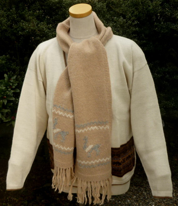 長さ（ふさ部分除く）幅 165cm19cm ベビーアルパカ80％・アクリル20％マフラー・当社オリジナルのリャマ柄。 軽く、起毛して有りますので、大変ソフトで肌触りが良い感じです。 サイズについては、多少測り方によりズレが有ります。 画像は...