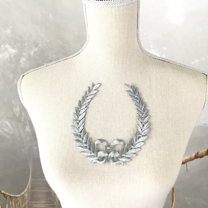 アイロン接着できるシルバーの刺繍ワッペンモチーフです。 コスチューム、新体操、社交ダンス、バトントワリング、 レオタード、ベリーダンス、フィギュアスケート、 バレエ衣装、ドレス、服飾、ステージ衣装、舞台衣装、 ワンピース、ハンドメイド材料な...