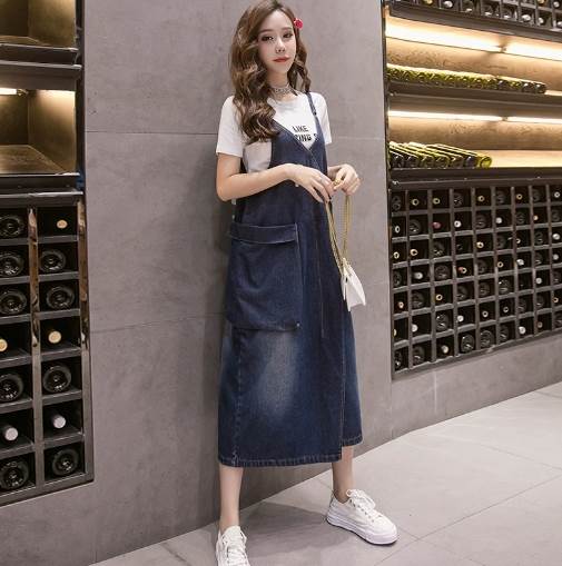 甘く、こなれた印象のサロペット ロングスカート。ワイドなシルエットで、体型カバー効果も期待できます。デニム素材のシンプルなデザインなので、カジュアルなコーディネートから上品なスタイリングまで幅広く楽しめます。ポケットも付いていて機能性も◎。...