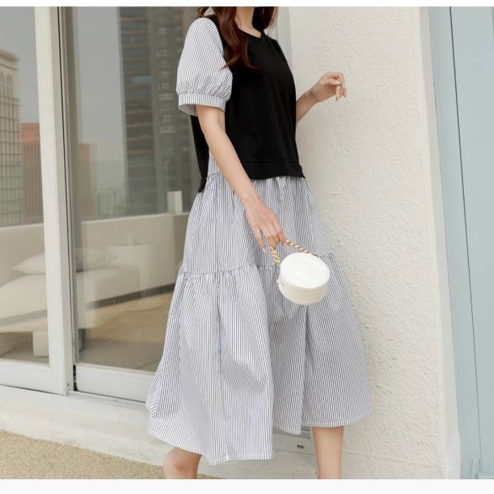 ヒジまである膝下丈のワンピースです。上半身にフィットするUネックと、広がりのあるセミフレアのスカート部分が女性らしさを引き立てます。このワンピースは、大人可愛いコーディネートにはもちろん、オフィスや休日のお出かけにもぴったりです。さまざまな...