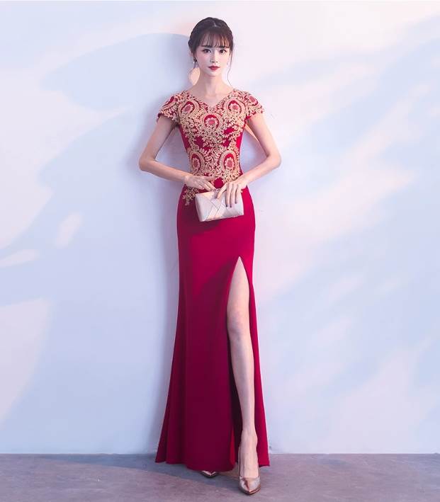 金糸刺繍が目を引くマキシ丈のタイトドレス♪ハイウエストとスリットがスタイルを華やかさを引き立てます◇パーティーやイベントでエレガントな雰囲気を醸し出します☆彡大人の女性や上品なスタイルを求める方にもぴったりのアイテムです(^^♪色展開 レッ...