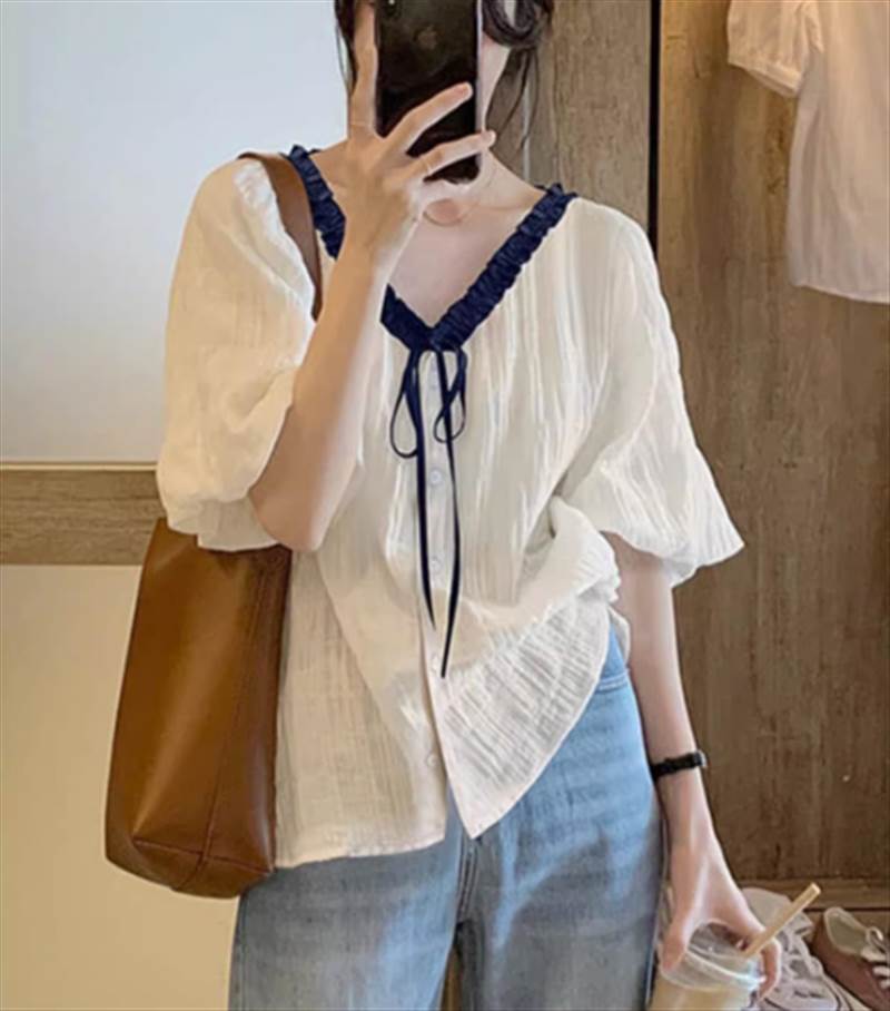 今までにない華やかさと女性らしさを兼ね備えたトップスブラウスが登場しました。Vネックの襟なしデザインに、リボンがアクセントとなっています。前開きで着脱も簡単で、ゆったりとしたシルエットが大人可愛い印象を演出します。さまざまな場面に合わせてコ...