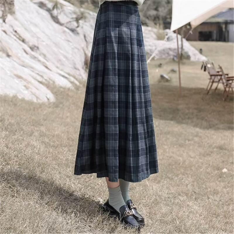 Aラインのシルエットのミモレ丈スカートです♪チェック柄が可愛らしさを演出し、大人っぽさもプラス◇ハイウエストデザインで、脚長効果＆スタイルアップも叶います(^^♪色展開 ダークグリーン ネイビーブルー コーヒー色サイズ S M Lサイズ(c...