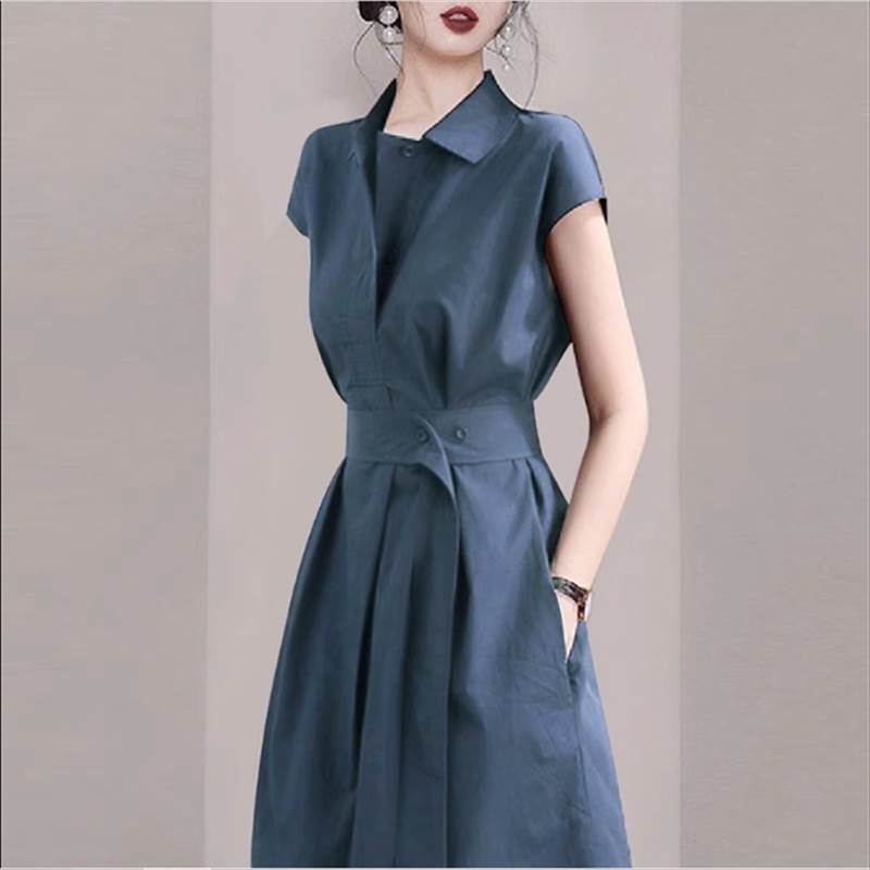 可憐なデザインで女性らしさを引き立てるシャツワンピースです。Vネックとウエストマークが、スタイルを美しく見せてくれます。フレアのスカートとハイウエストデザインが、華やかさと品格を醸し出します。シンプルで上品なデザインなので、様々なシーンに合...