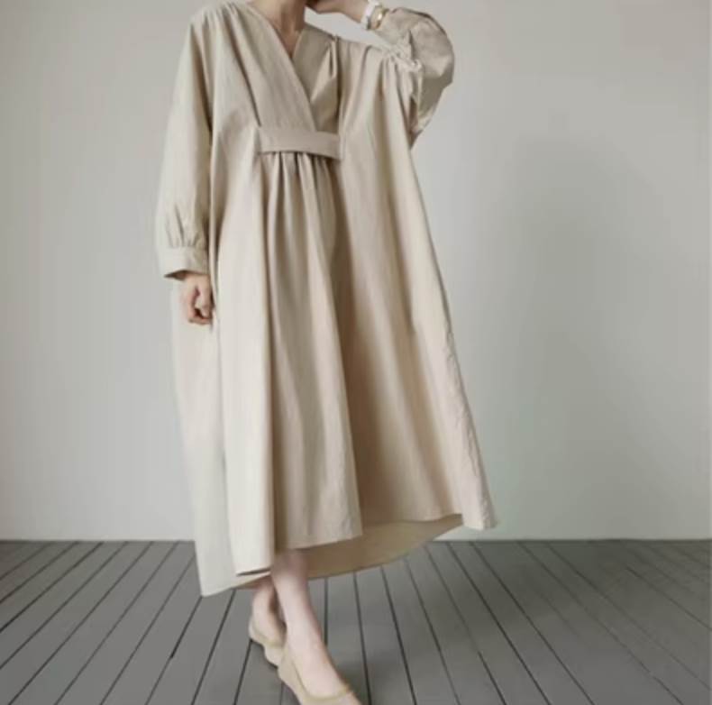 綺麗なレトロデザインが魅力のシャツワンピースです。ロング丈の長袖で、大人可愛い雰囲気を演出します。シンプルながらも上品さがあり、カジュアルからきれいめまで幅広いスタイリングに合わせられます。色展開 アプリコット ブラックサイズ S M L ...