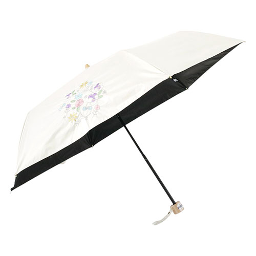 正面1駒、色とりどりのお花がブーケのように刺繍されている華やかなデザインです。 お花の輪郭をキラキラの銀糸で刺繍しているのがポイントの黒コーティング晴雨兼用折りたたみ傘です。 ネームボタンは小鳥モチーフの型押しボタンになっていて、寸胴タイプ...