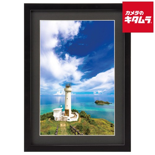 【製品特徴】■さまざまなお写真にあうシンプルな角形の額縁■飾りのないシンプルな角形のデザイン■2L、6切、A4サイズはスタンド付【製品仕様】●マット紙外寸法：W238×H341mm●マット紙抜き寸法：W181×H283mm●前面板：ガラス●...