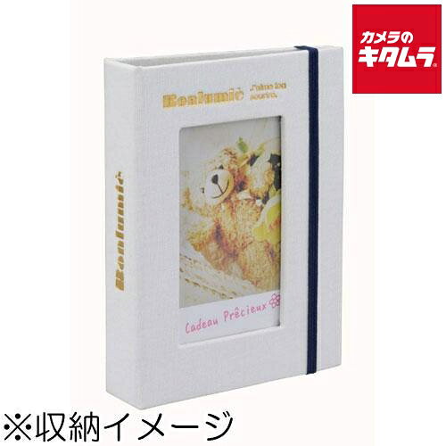 【製品特徴】■表紙に写真が入れられます【製品仕様】●本体サイズ：タテ115×ヨコ82×背巾20mm●表紙：布(綿)クロス●溶着式製本●台紙：ポリプロピレン製カードサイズ1段ポケット3層黒エンボス台紙10枚(収納枚数：チェキサイズまたはカード...