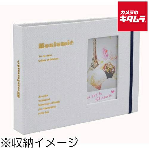 【製品特徴】■表紙に写真が入れられます【製品仕様】●本体サイズ：タテ115×ヨコ151×背巾20mm●表紙：布(綿)クロス●溶着式製本●台紙：ポリプロピレン製カードサイズ2段ポケット3層黒エンボス台紙10枚(収納枚数：チェキサイズまたはカー...