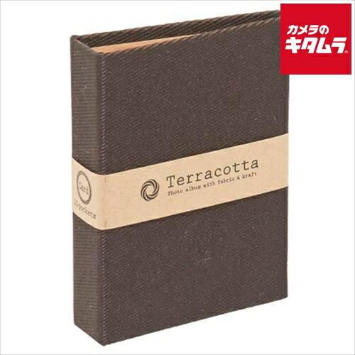【製品特徴】■人気のテラッコッタシリーズにチェキサイズが登場【製品仕様】●本体サイズ：タテ108×ヨコ80×背巾25mm●表紙：布地表紙●台紙：チェキサイズ1段ポケットポイントシール台紙(クラフト)10枚●収納枚数：チェキ20枚●溶着式製本...