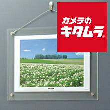 ●フレーム外寸：270×357×6mm●重量：720g●収納用紙サイズ：210×297mm●アクリル板と3mm厚の2枚あわせ●吊り下げ用スチールワイヤー付（タテ吊り用、ヨコ吊り用各1本）●フック用金具4個付●フレームをフックに掛ける場合ドラ...