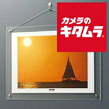 ●フレーム外寸：357×480×6mm●重量：1200g●収納用紙サイズ：297×420mm●アクリル板と3mm厚の2枚あわせ●吊り下げ用スチールワイヤー付（タテ吊り用、ヨコ吊り用各1本）●フック用金具4個付●フレームをフックに掛ける場合ド...