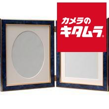 ■重厚感のある落ち着いたシックな色合い■木目を残したナチュラルな仕上げ■裏板は高級感のあるレッドのベルベット布張り仕上げ■大理石風の柄に、金ラインが入った鮮やかなダブルフレーム■中に白色の角マット付き●マット窓寸（楕円）：179×229mm...