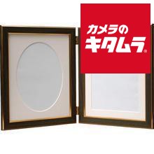 ■重厚感のある落ち着いたシックな色合い■木目を残したナチュラルな仕上げ■裏板は高級感のあるレッドのベルベット布張り仕上げ■大理石風の柄に、金ラインが入った鮮やかなダブルフレーム■中に白色の角マット付き●マット窓寸（楕円）：179×229mm...