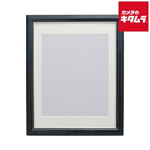【製品特徴】■前面板は光沢・無反射の2WAY仕様で、照明や雰囲気に合わせてお選びいただけます【製品仕様】●表面板：PET(光沢・無反射の2WAY仕様)●樹脂製●全5色のパールカラー●マット厚：2mm(Vカット)●額縁外寸：W335×H425...