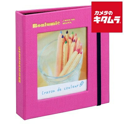 【製品特徴】■表紙に写真が入れられるチェキ用ポケットアルバム■instax square SQ10「チェキスクエア」に対応したサイズ！【製品仕様】●本体サイズ：タテ115×ヨコ105×背巾20mm●表紙：布地表紙（綿）●溶着式製本●台紙：ポ...