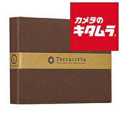 ポケットタイプテラコッタとは「焼いた土」という意味を持ち、「ぬくもり・親しみやすさ」をテーマに、素材感のある布地表紙とクラフト台紙を使用した雑貨スタイルアルバム●本体サイズ：タテ107×ヨコ142×背巾18mm●布地表紙●Lサイズ(ヨコ)：...