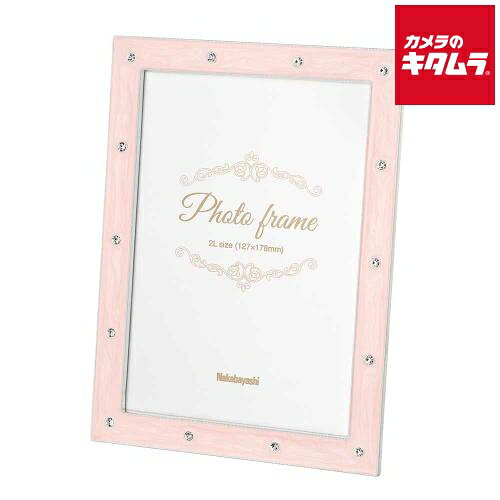 【製品特徴】■合金にシルバーメッキを施した、上品なデザインのフォトフレーム■ラインストーンを使用し、エレガントな雰囲気に【製品仕様】●フレーム外形サイズ：タテ200×ヨコ149×厚み10mm●収納用紙サイズ：127×178mm●フレーム：合...