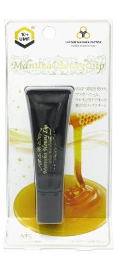 唇を保護し乾燥を防ぐ白色ワセリンと保湿成分マヌカハニーUMF(R)10+(*)が唇に潤いを与えて滑らかにし、乾燥によるかさつきを防ぎます。ご使用方法:唇に薄く伸ばしてご使用ください。 マヌカハニーリップのあんな使い方、こんな使い方・口紅の後...