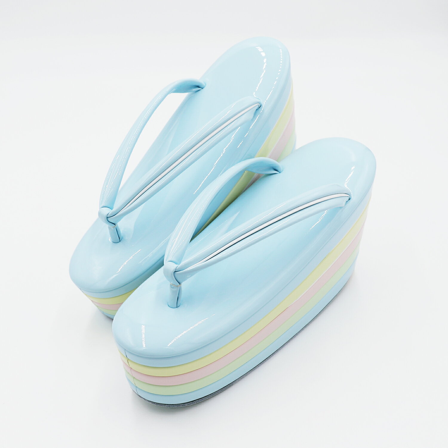 アゲ草履® 5分5枚芯 エナメル 水色×パステル 熟練の職人が手作業で仕上げた本革草履です。形を整えたコルクの芯に牛革を巻き、5段に重ねた、かかとの高さ9cmのハイヒール草履です。 絶妙な傾斜角度、脚長効果にスタイルアップでテンションが高ま...