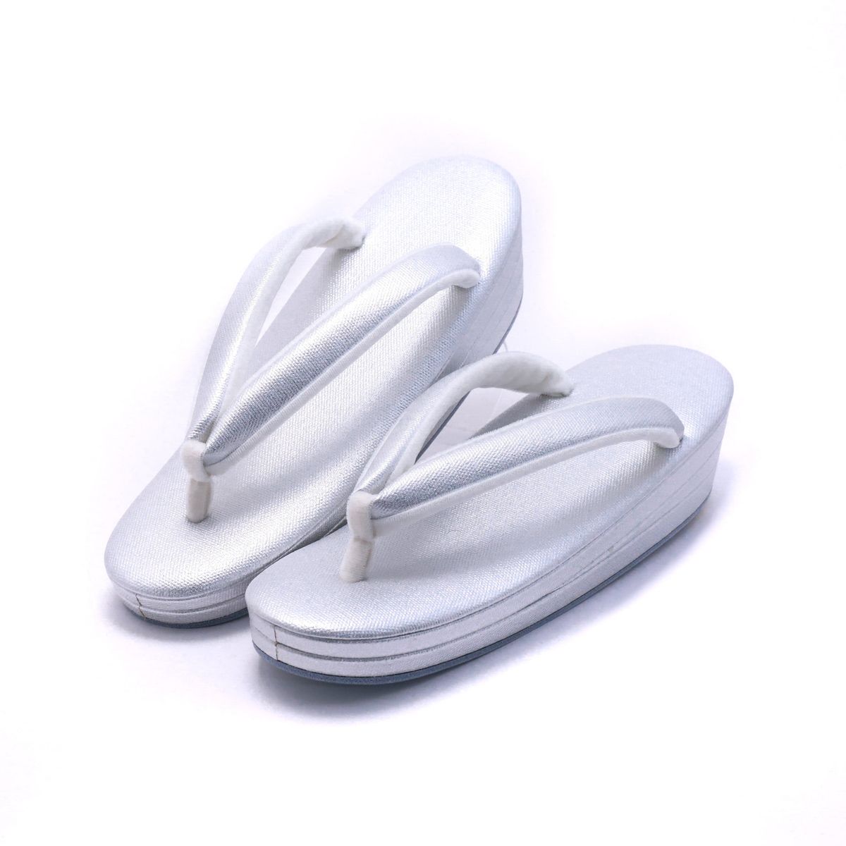 熟練の職人が手作業で仕上げたセレモニー用草履です。厚手に織り上げられた帆布で耐久性に優れ、傷が付きにくく、劣化にも強い特性を持っています。かかとの高さは約5.5cmと程よいヒール高の4分2枚半コルク芯草履です。結婚式や披露宴などの黒留袖や色...