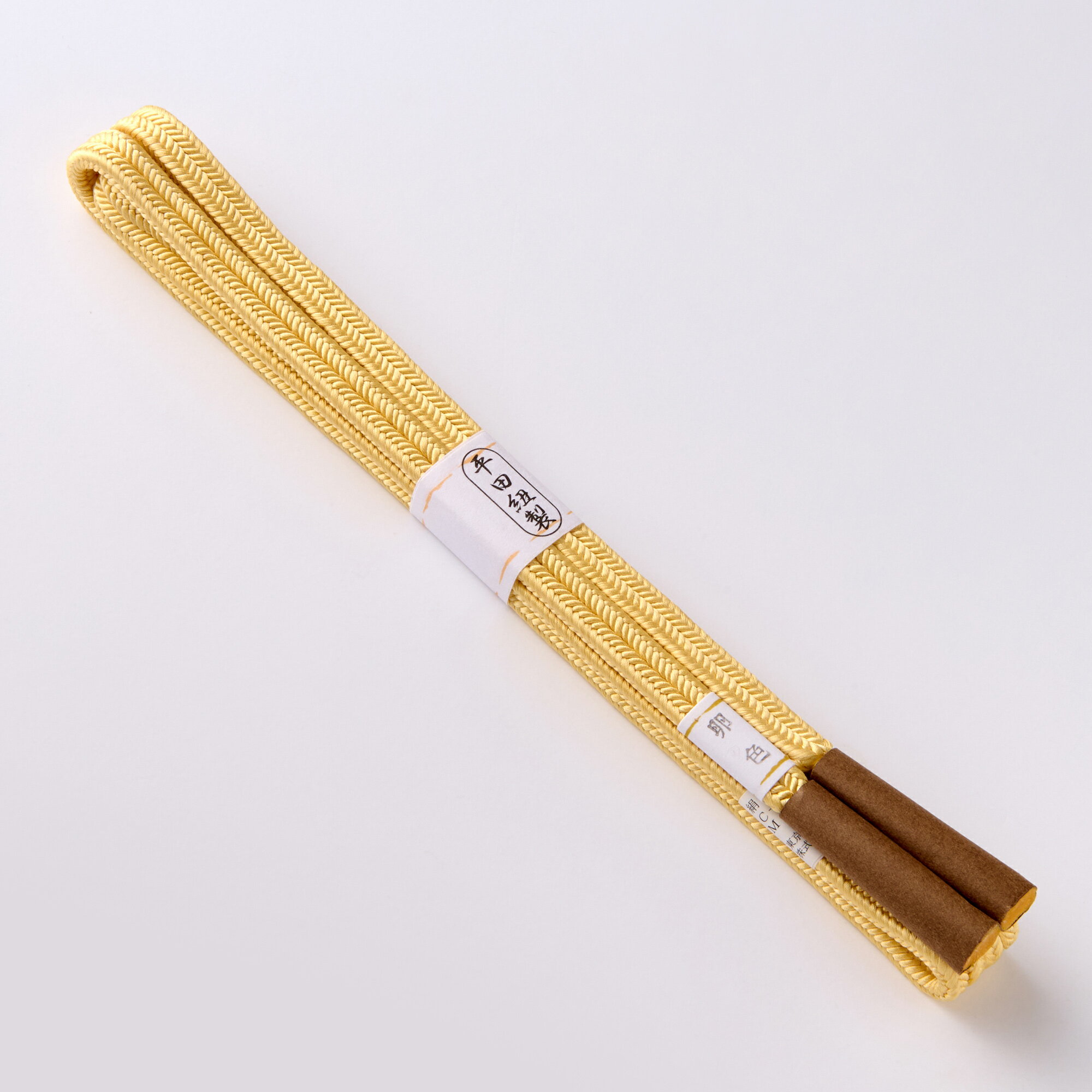 商品情報 ■色-卵色 ■素材-絹100％(一部金属糸使用) 純国産　群馬シルク200を使用　　 ■サイズ-幅約1.1cm、長さ約152cm（房部分除く） ■切り房 ■日本製 備考 取り扱いについて：日光などによる色やけにご注意ください。 ※...