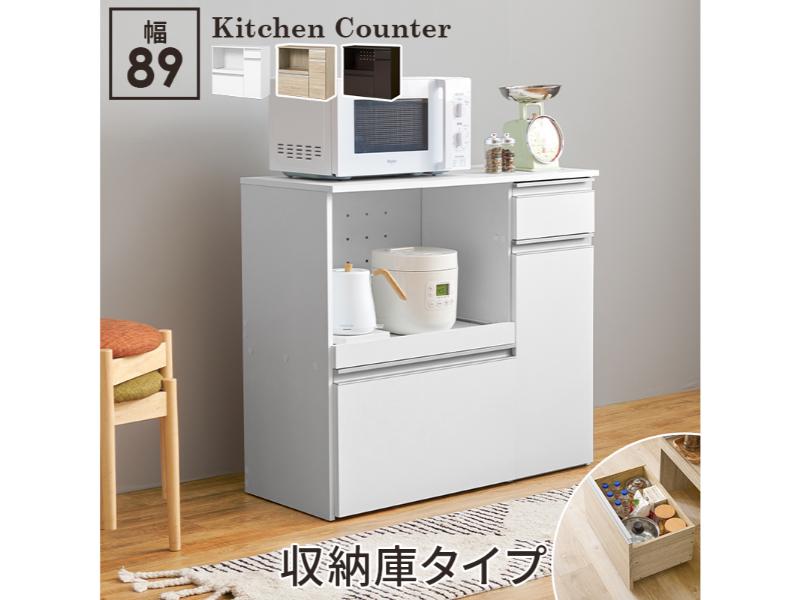 立って作業がしやすい天板高さのカウンターキャビネット。 食器や調理器具、キッチン家電がスッキリ片付く大容量収納です。 ワゴン収納庫タイプ ■組立式 ■2口コンセント付 主材:プリント紙化粧パーティクルボード、天板・スライド棚:合成樹脂化粧パ...