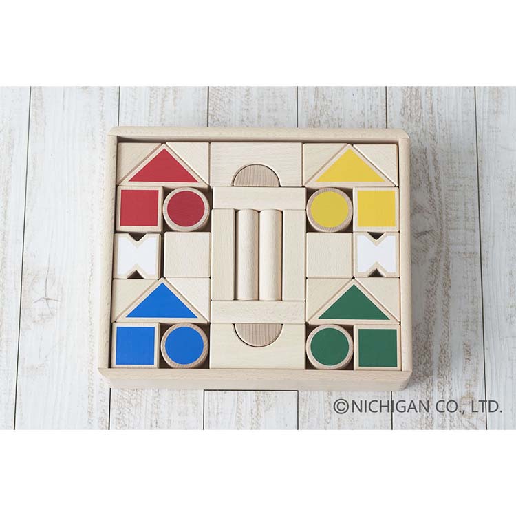 基本の色と形が特徴のつみきです。●内容量つみき×34●商品サイズ（cm）幅約33×奥行約28×高さ約6●商品重量約2kg●材質天然木●対象年齢1.5歳〜（検索用：木のおもちゃ 知育玩具 木製玩具 ギフト 天然木 NICHIGAN 1.5才〜...