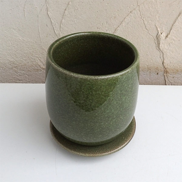 3号用陶器鉢カームボールグリーン13cm（ソーサー付き）落ち着いた色合いの釉薬陶器鉢。同じ材質の鉢受け皿付きで上品な風情です。植物をもっと身近に、もっと楽しんでいただくために。3号ポット苗の植え込みにオススメのサイズです。サイズ直径13cm...
